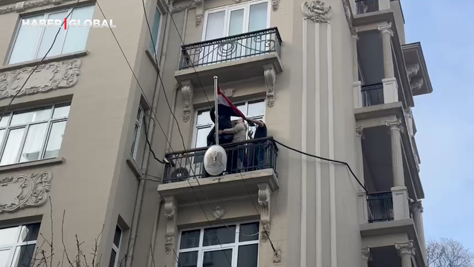 Nişantaşı'ndaki Suriye Konsolosluğu'nda rejim bayrağı indirildi Nişantaşı'ndaki Suriye Konsolosluğu'nda rejim bayrağı indirildi